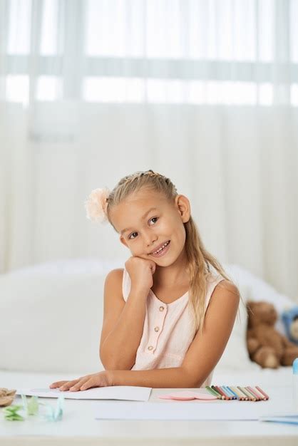 Adolescente Dans Sa Chambre Photo Gratuite