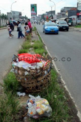 Sampah Di Jalan Ciputat Raya DATATEMPO