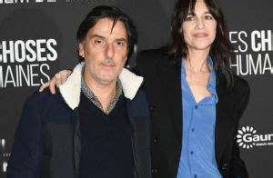 Charlotte Gainsbourg Sa Fille Alice Surprend Les Fesses En Avant Et
