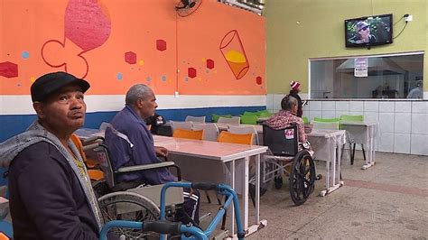 Moradores de um lar de idosos em Contagem assistem à TV Globo Digital