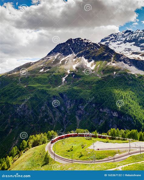 Tren Rojo Bernina Express Alpes Grum Foto De Archivo Imagen De