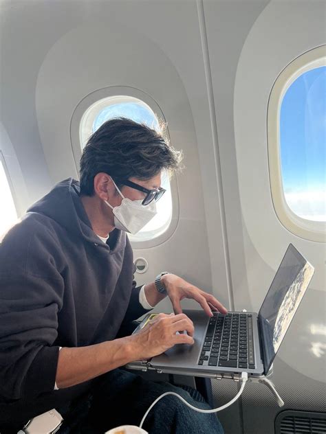 タワーレコードアリオ川口店 on Twitter RT tokioinc 2021 社員旅行に向かう機内もプレゼン資料作り 太一副
