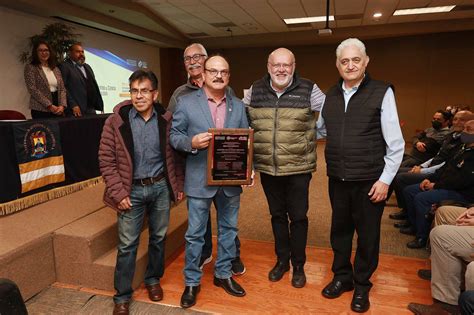 Premia UAdeC a universitarios en el encuentro de ciencia y tecnología