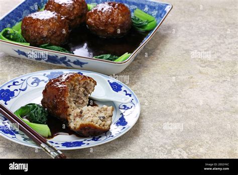 Chinese Lions Head Pork Meatballs Stewed In Soy Sauce Stock Photo Alamy