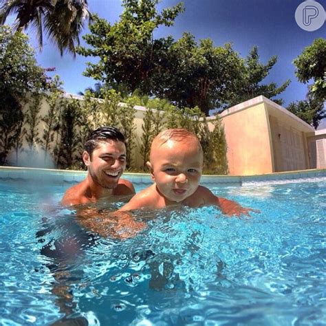 Foto Bruno Gissoni Brinca O Sobrinho Joaquim Na Piscina O