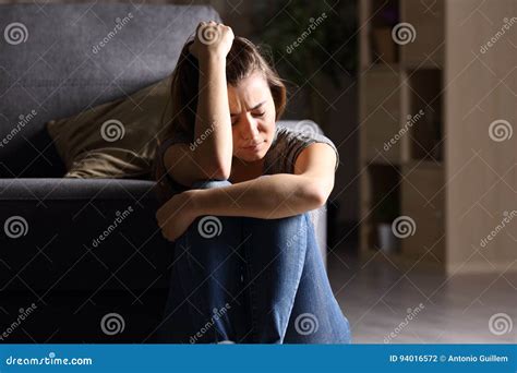 Adolescente Triste En Casa En Una Sala De Estar Oscura Foto De Archivo