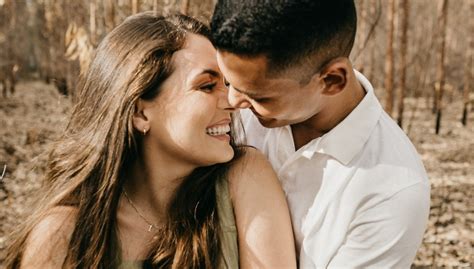 Qué significa cuando un hombre te da besos en la panza