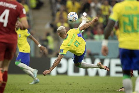 Richarlison faz pintura marca dois gols e Seleção Brasileira vence e