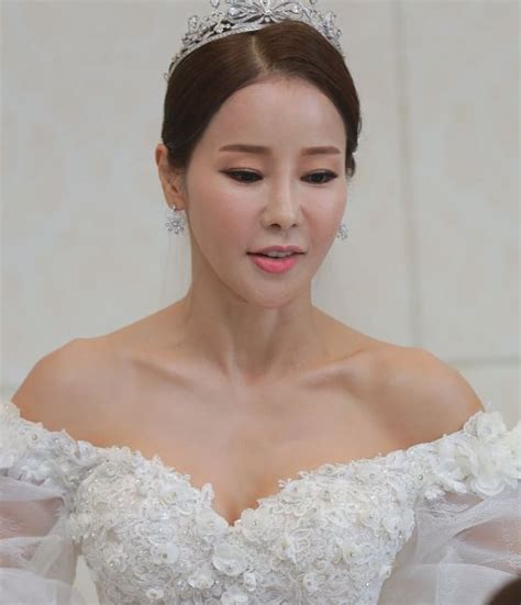 43岁韩国歌手米娜嫁26岁小鲜肉结婚，婚礼现场两人大秀恩爱