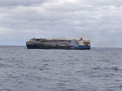 Navio cargueiro que levava cerca de 4 mil carros de luxo afunda após