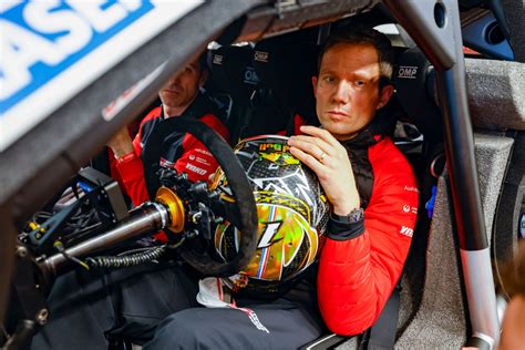 WRC Complètement fou Sébastien Loeb renverse Sébastien Ogier et