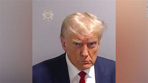 El condado Fulton divulgó la foto policial del arresto de Donald Trump