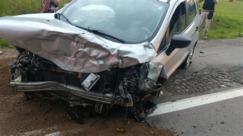 Grave Acidente Entre Tr S Carros Deixa Duas Pessoas Feridas Na Br