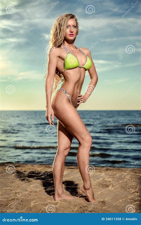Femme Sexy Posant Sur La Plage Photo Stock Image Du Sportif Dame