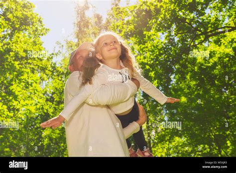 Día del padre Familia Feliz hija abraza a su papá en vacaciones