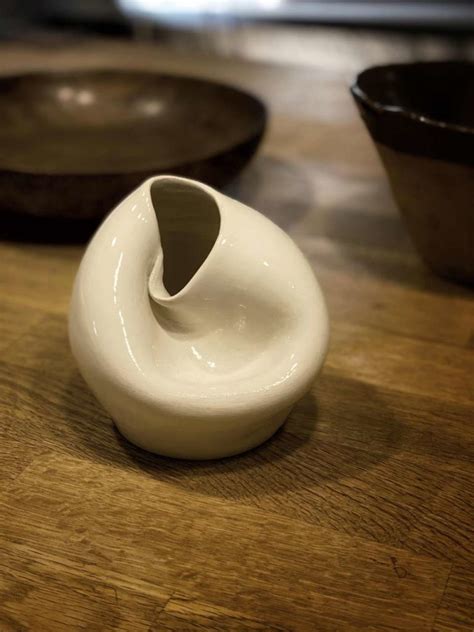 Petit vase sculpté en grès blanc Gko Céramique
