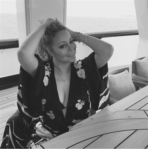 EGO Mariah Carey exibe decotão enquanto faz série de poses em rede