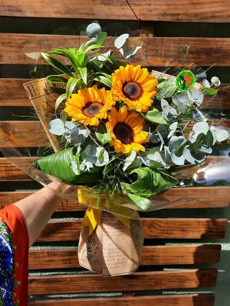 BUQUÊ DIA FELIZ C GIRASSÓIS Tropicalíssima Floricultura