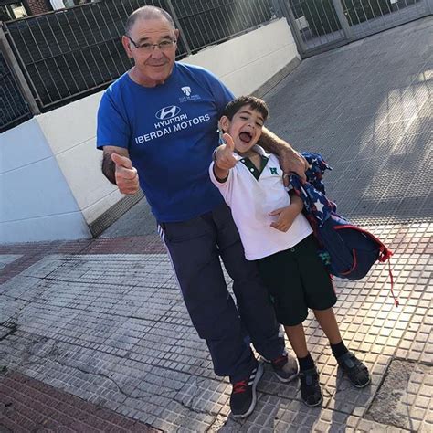 Que feliz es Aquí tengo mis dos grandes amores uno es mi padre y otro