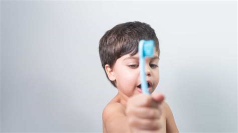 Aprende a limpiar la lengua de tu bebé Su Médico