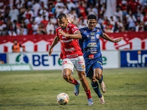 um jogador a mais e no sufoco Vila Nova vence Goianésia e avança