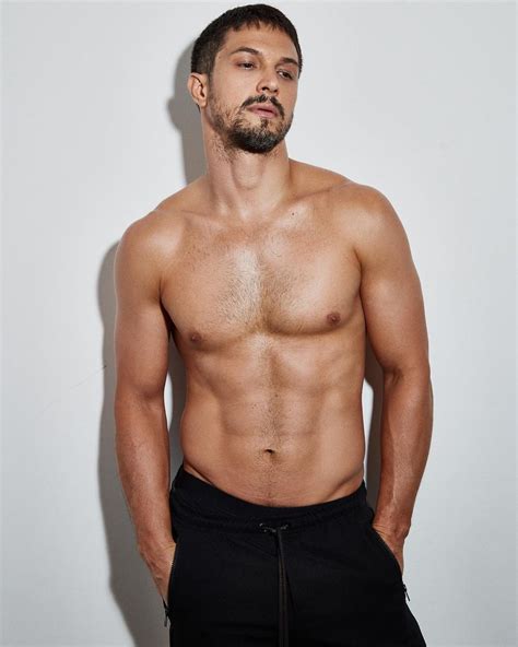 Romulo Estrela Posa Sem Camisa E Revela Visual De Novo Personagem DYO