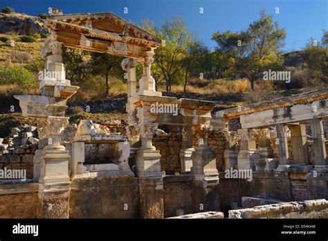 Ruinas De La Fuente Del Emperador Trajano En Calle De Curetes Antiguo