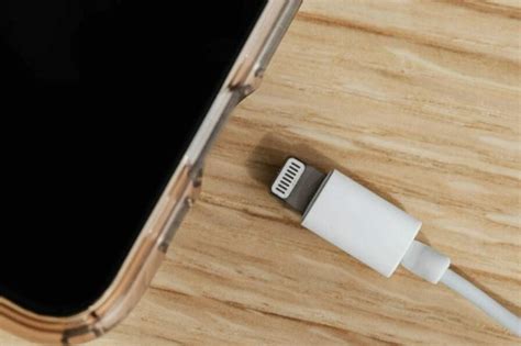 Pourquoi laisser votre chargeur branché dans le vide est une très