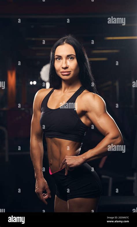 Woman Bodybuilder Showing Muscles Body Fotos Und Bildmaterial In Hoher Auflösung Alamy