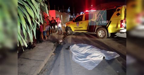 Mototaxista é morto a tiros durante passagem de trio elétrico em bairro
