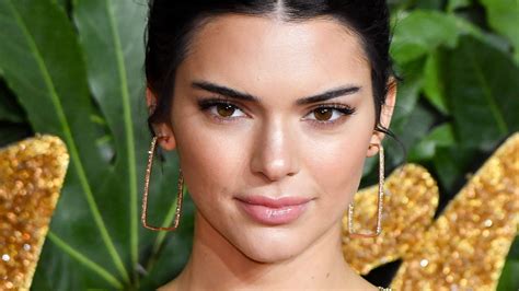 Kendall Jenner a trouvé le parfait pantalon de tailleur chez cette