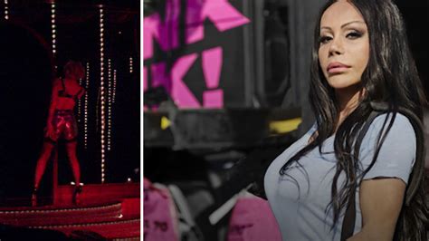 Så gick Bella Nilsson från strippa till Queen of trash