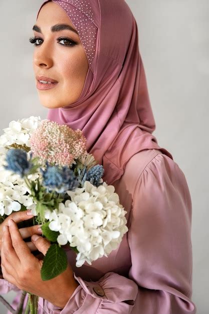 Femme Tenant Des Fleurs Coup Moyen Photo Gratuite