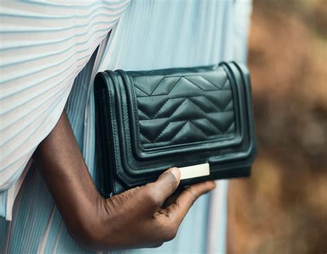 Pochette en cuir élégance pratique à portée de main