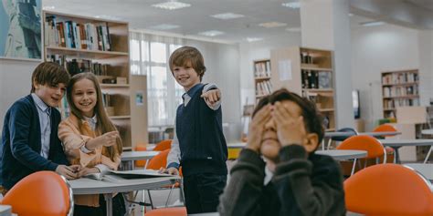 Wie Eltern Mobbing in der Grundschule erkennen und ihre Kinder schützen