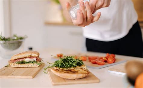Ce se întâmplă în corpul tău dacă elimini o linguriță de sare din dieta
