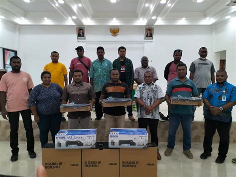 InfoPublik Penjabat Bupati Sorong Beri Bantuan Kepada Tiga Asosiasi