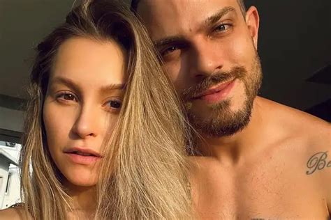 Carla Diaz abre o jogo sobre rumores de separação Dando risada
