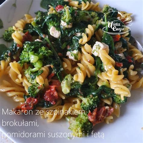 Makaron ze szpinakiem brokułami pomidorami suszonymi i fetą
