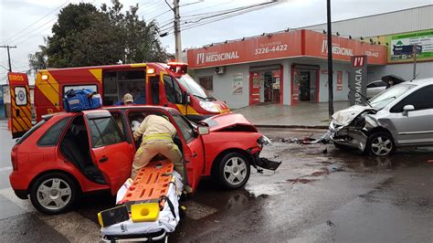 Colisão frontal entre carros deixa três pessoas feridas no cruzamento