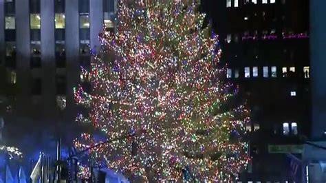 El árbol de Navidad de Rockefeller se enciende en Nueva York Vídeo