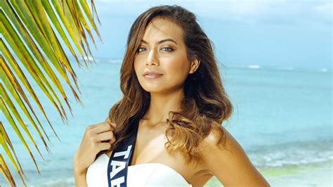Vaimalama Chaves l ancienne Miss France s affiche topless à Tahiti