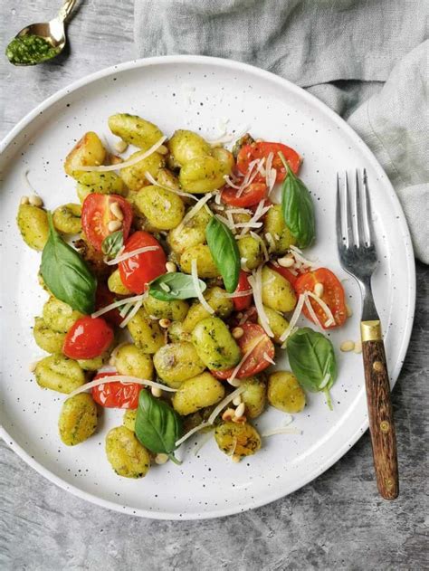 Gnocchi Met Pesto En Gegrilde Cherrytomaat