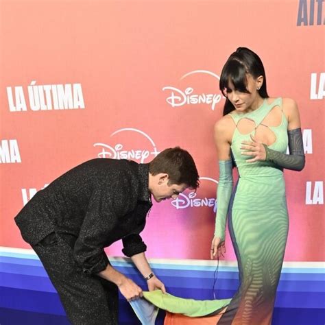 Miguel Bernardeau colocando el vestido a Aitana Ocaña en el estreno de