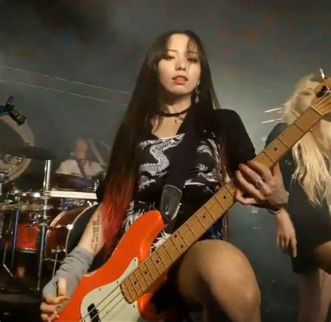 Pin By Dirk Black On Rolling Quartz S Rock Aesthetic Girl Bands