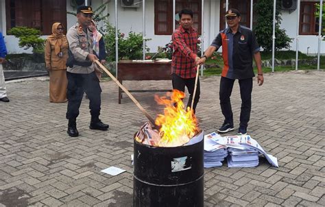 KPU Situbondo Bakar 3 565 Lembar Surat Suara Pemilu 2024