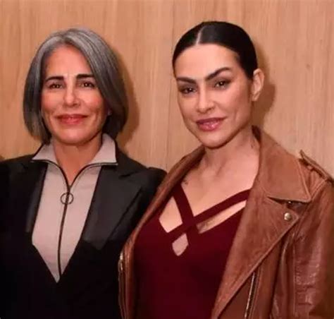 Cleo e Gloria Pires impressionam ao recriarem mesma pose de biquíni