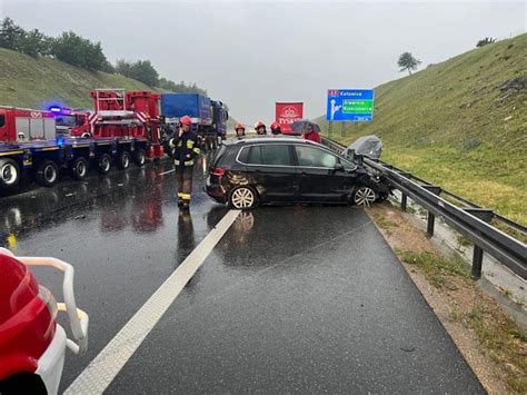 Samochód wpadł w bariery na autostradzie A4 Duże utrudnienia