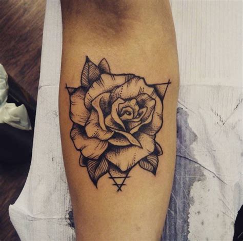 Blackwork Rose Tattoos You Ll Instantly Love Tattooblend