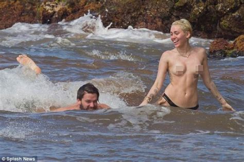 Miley Cyrus s expose seins nus à la plage avec son petit ami